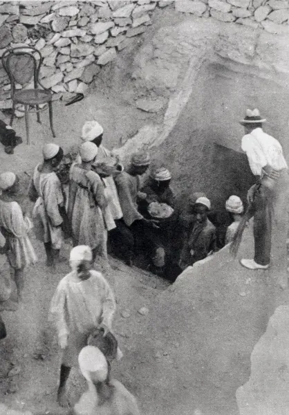 Howard Carter at the excatvation of Tutankhamun Our beautiful Wall Art ...