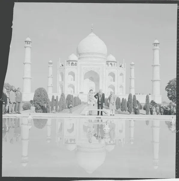 Dwight Eisenhower and Jawaharlal Nehru at Taj Mahal