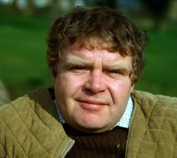 Geoffrey Hughes Jovem