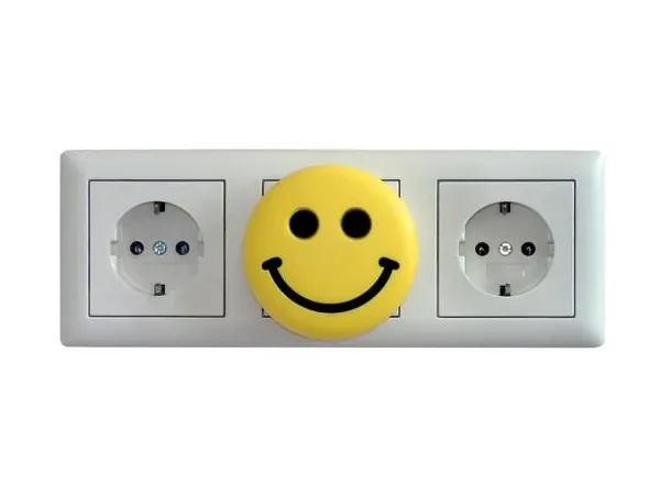 Steckdosen / electric sockets Dreiersteckdose mit Smiley
